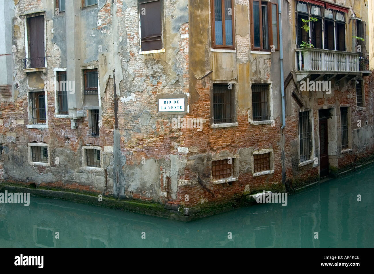 The corner building hi-res stock photography and images - Alamy