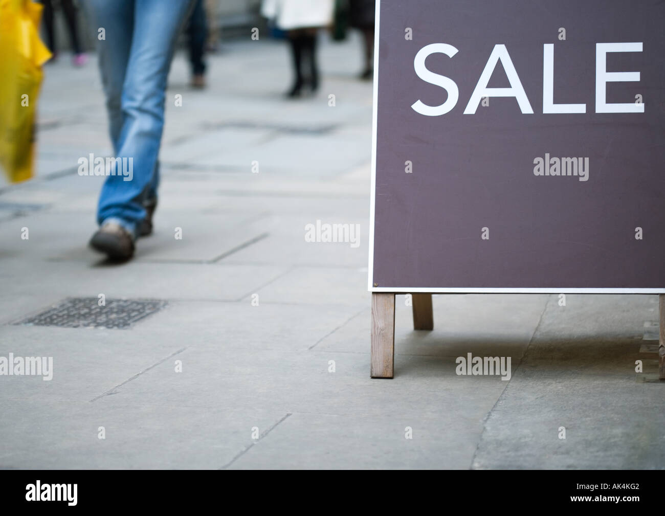 Sale sign, shopper walking by Stock Photo - Alamy