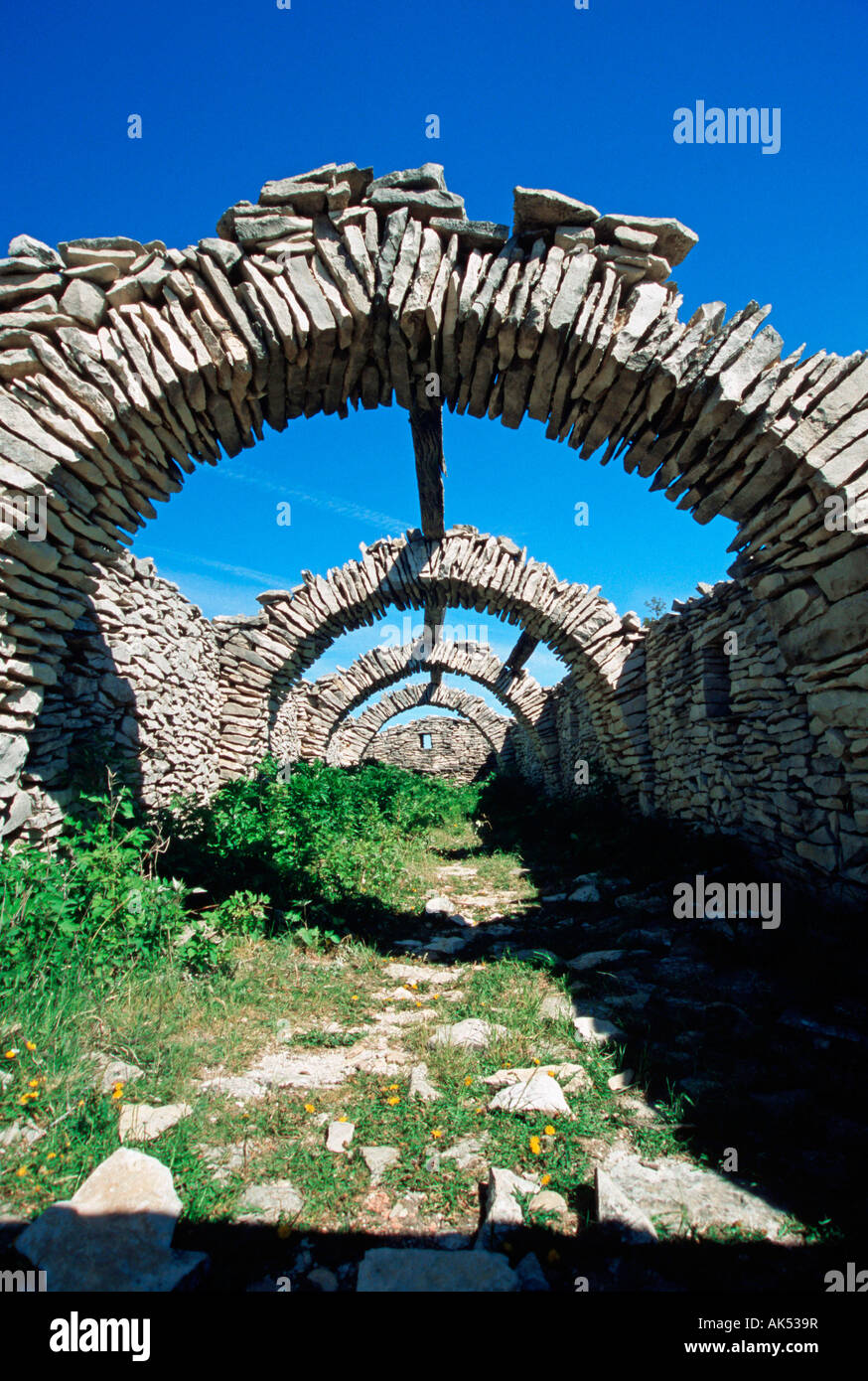 Sheep Shed ruins, Revest Du Bion Stock Photo - Alamy