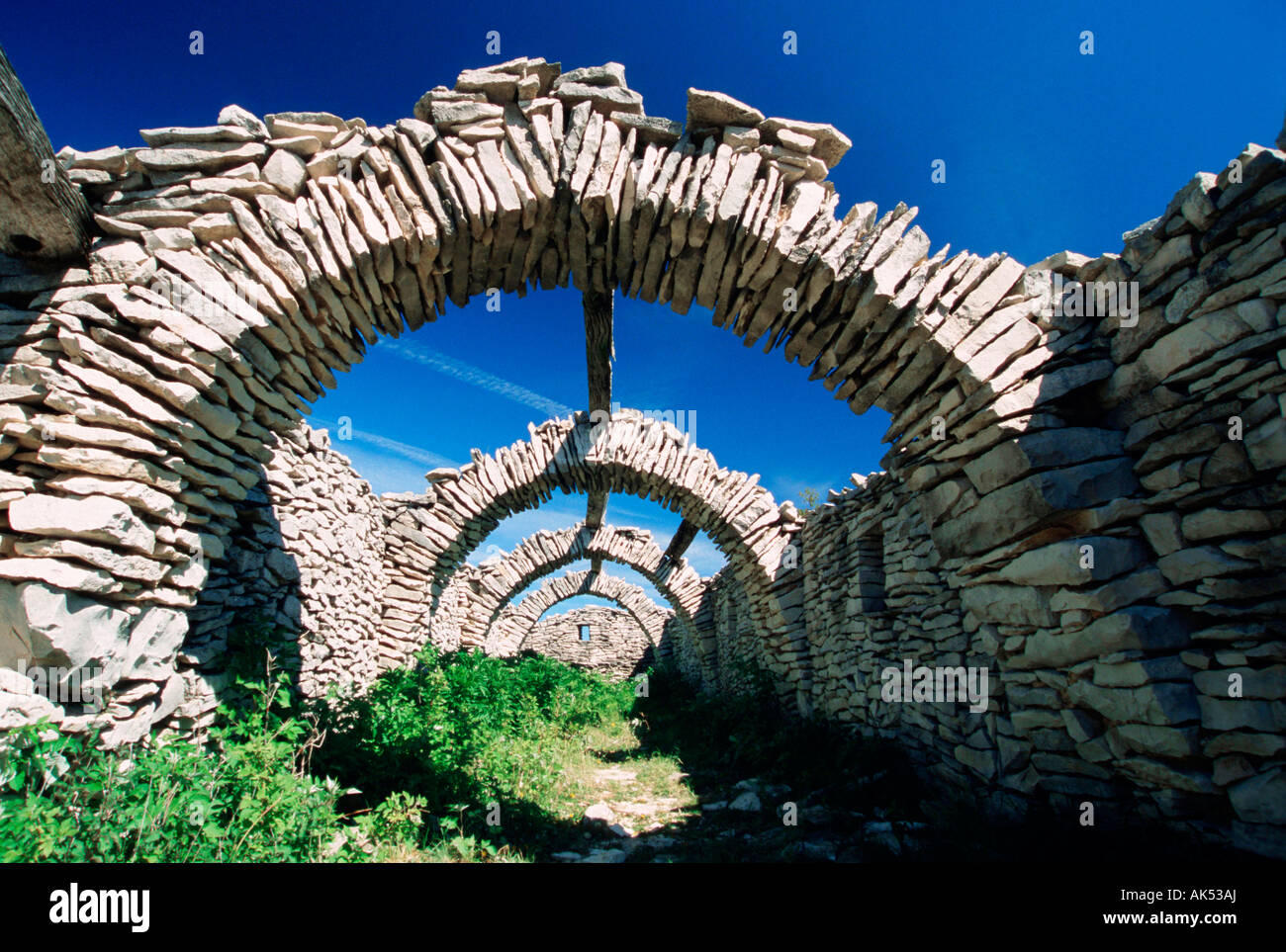 Sheep Shed ruins, Revest Du Bion Stock Photo - Alamy