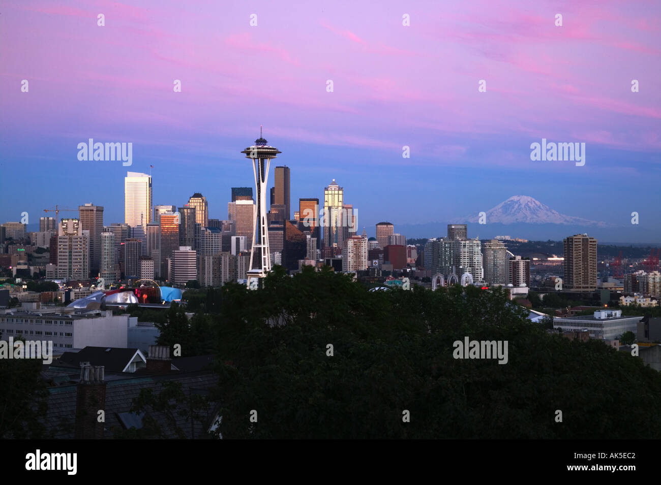 Seattle skyline from queen anne hill hi-res stock photography and ...