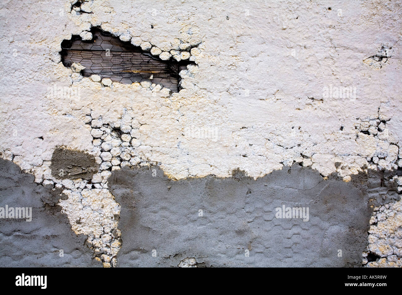 Reinforcing mesh and plaster on a building Stock Photo - Alamy