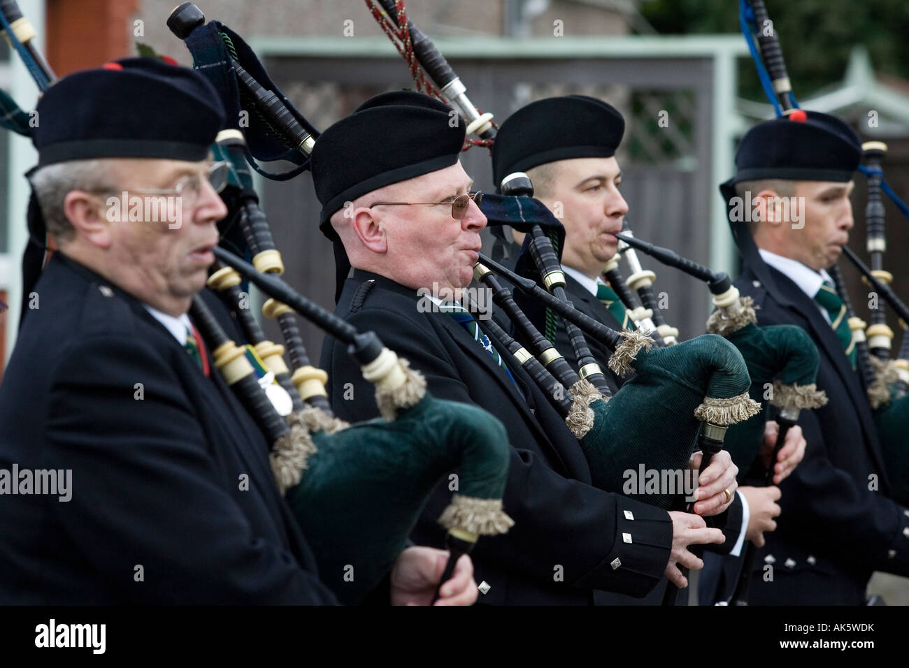 Bagpipes remembrance day poppy hi-res stock photography and images - Alamy
