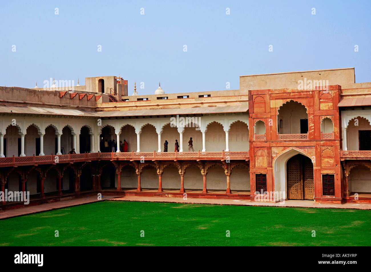 Red fort of agra hi-res stock photography and images - Alamy