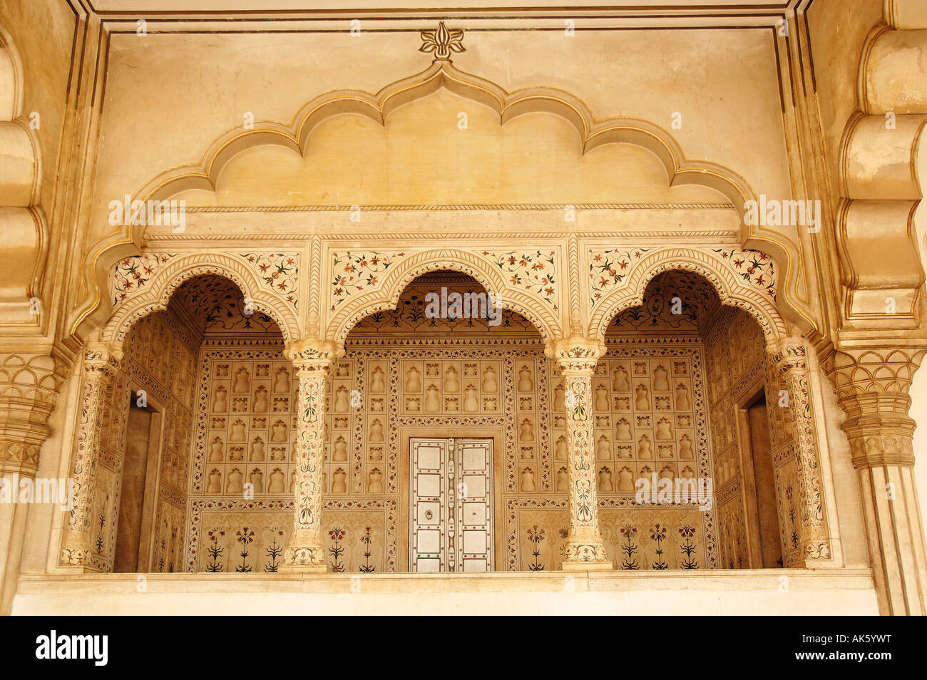 Red fort of agra hi-res stock photography and images - Alamy