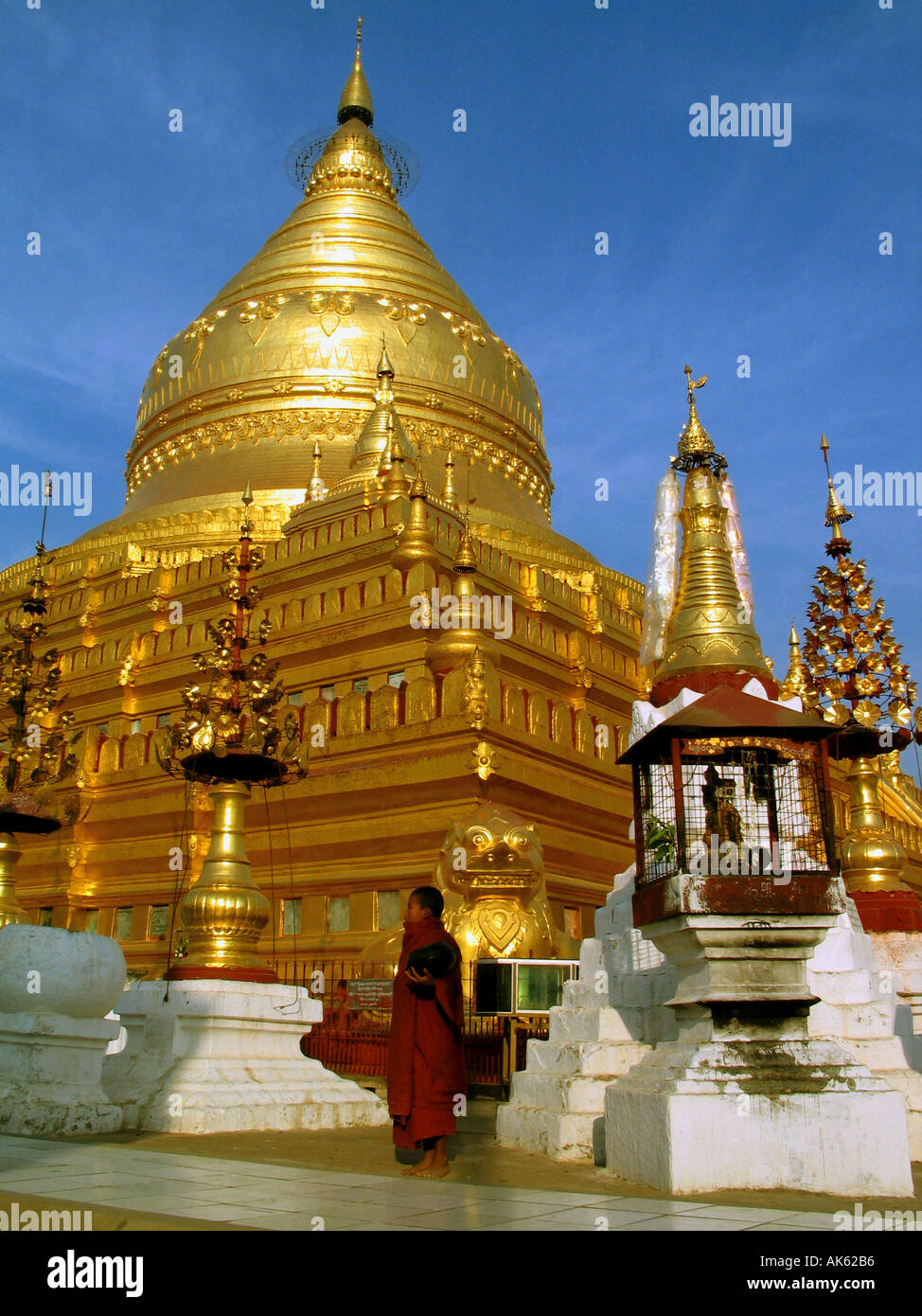 Early morning at Swedagon Pagoda Stock Photo - Alamy