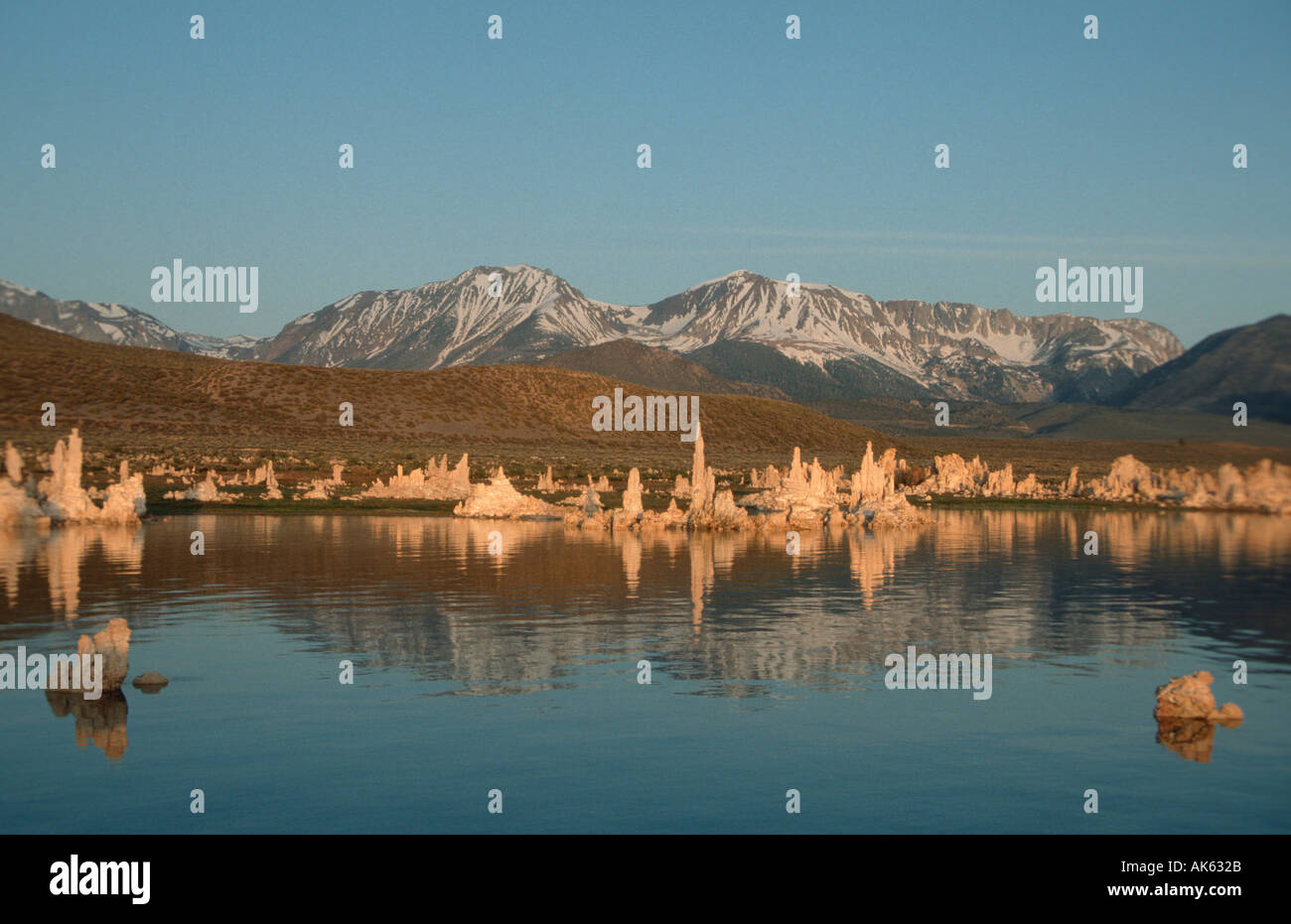 Mono Lake and view on the Sierra Nevada California USA Mono Lake und ...