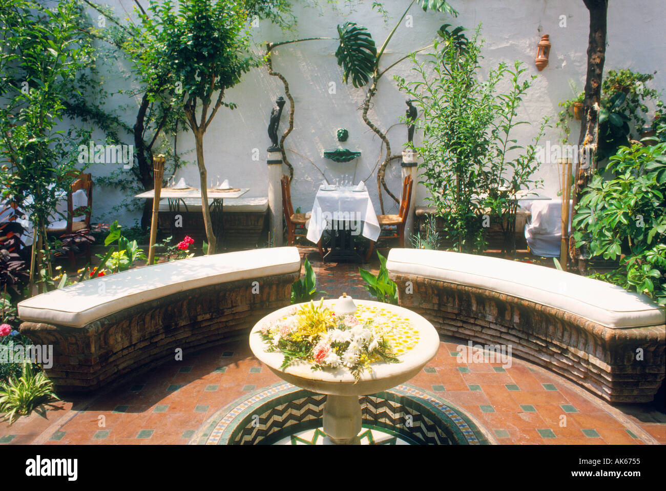 Moon garden restaurant hi-res stock photography and images - Alamy