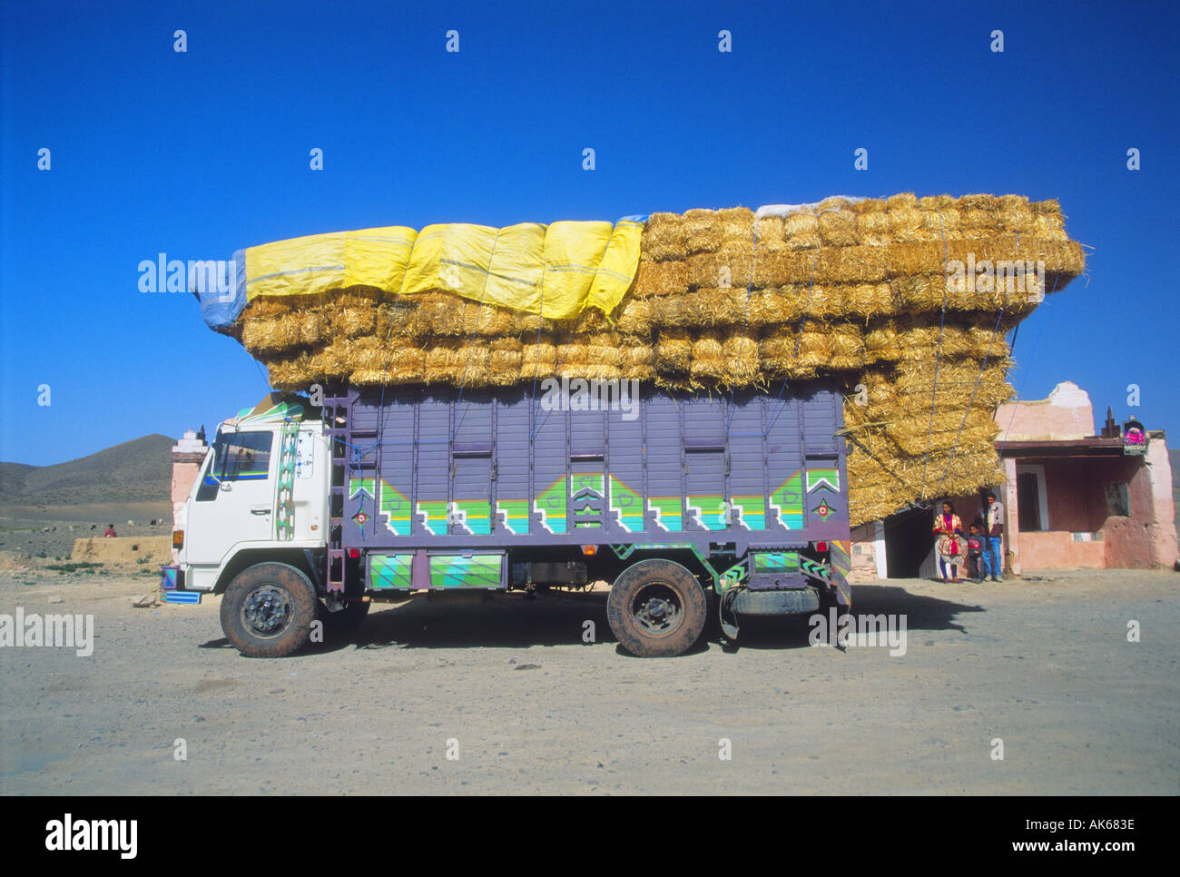 Straw lorry truck load hi-res stock photography and images - Alamy