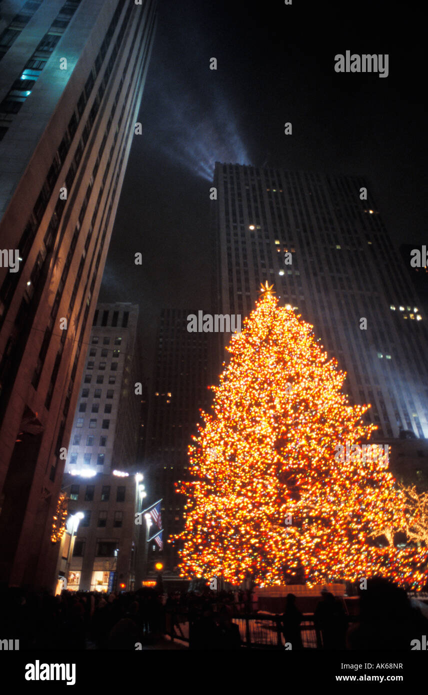 The Christmas tree in front of Rockefeller Centre in New York City ...