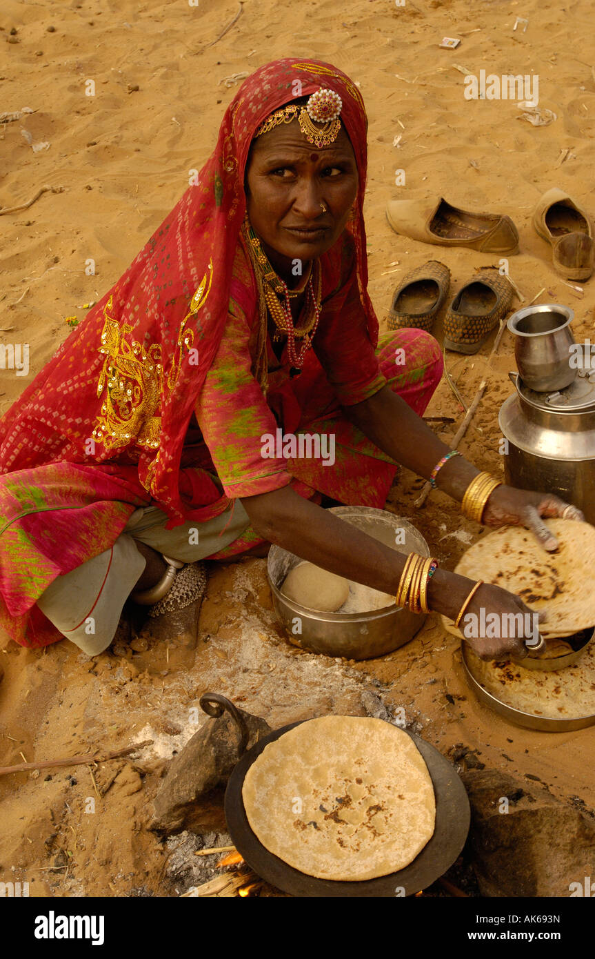 Woman cooking chapatis hi-res stock photography and images - Alamy