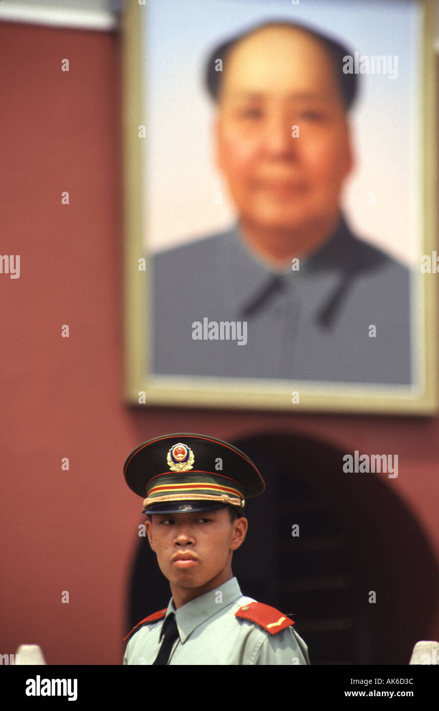 A soldier of the Chinese Army guards the gates to the forbidden City ...