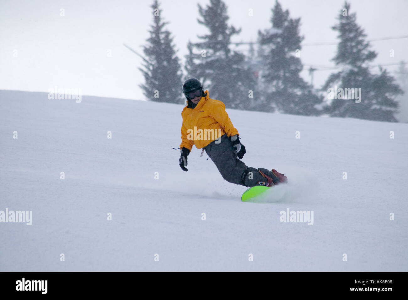 Girl snow boarding hi-res stock photography and images - Alamy