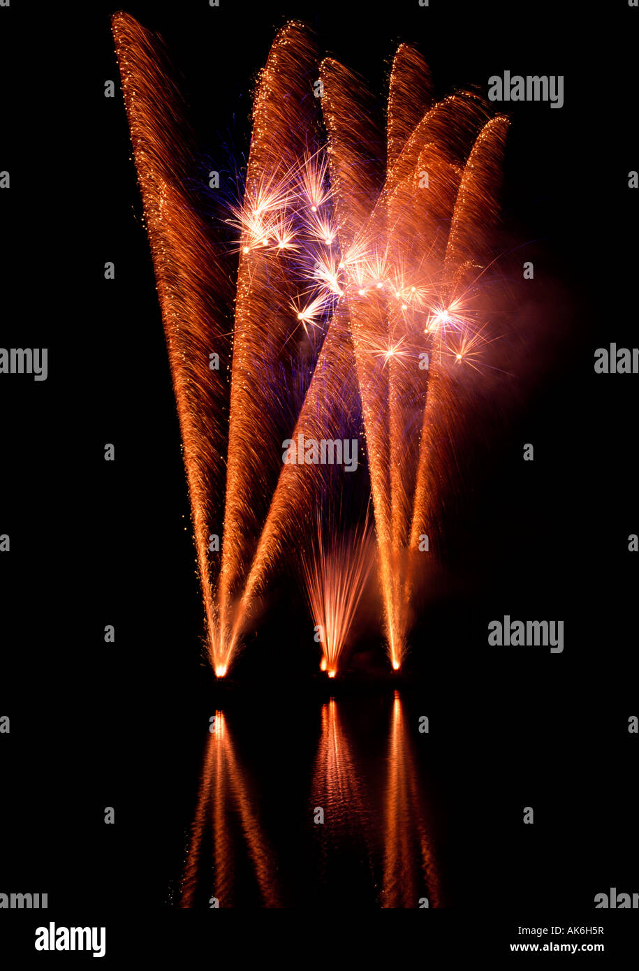 Fireworks in water hi-res stock photography and images - Alamy