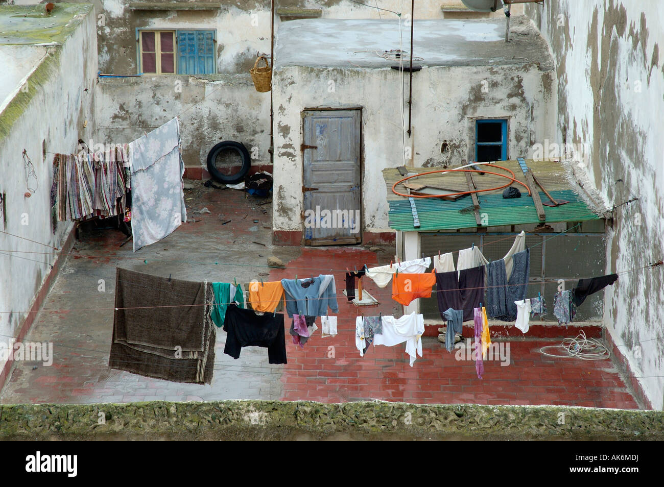 Laundry drying on rooftop clothes line hi-res stock photography and ...