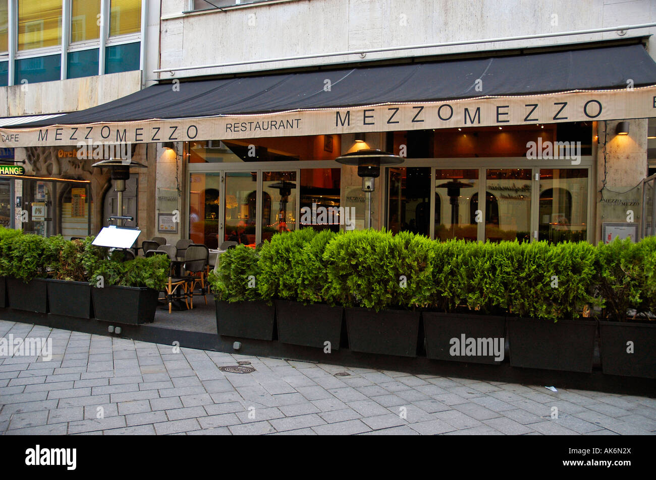 Mezzo restaurant hi-res stock photography and images - Alamy
