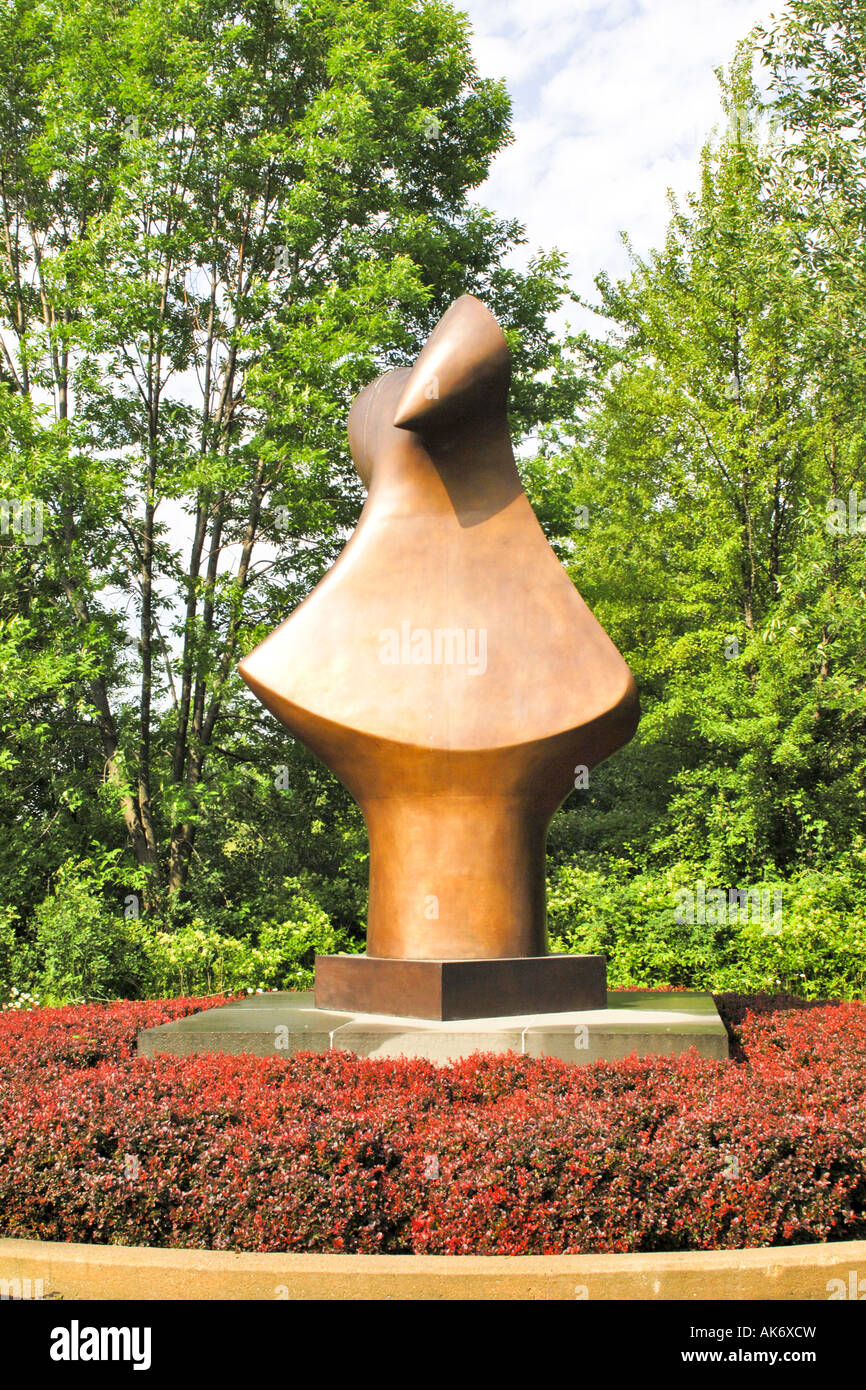 Bronze sculpture by Henry Moore at the Frederik Meijer Gardens Grand ...