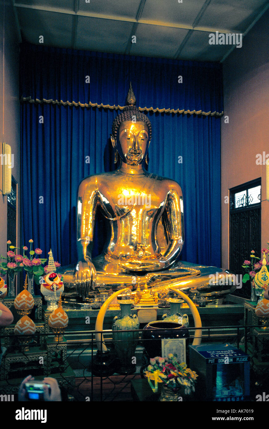Solid gold buddha in temple hi-res stock photography and images - Alamy