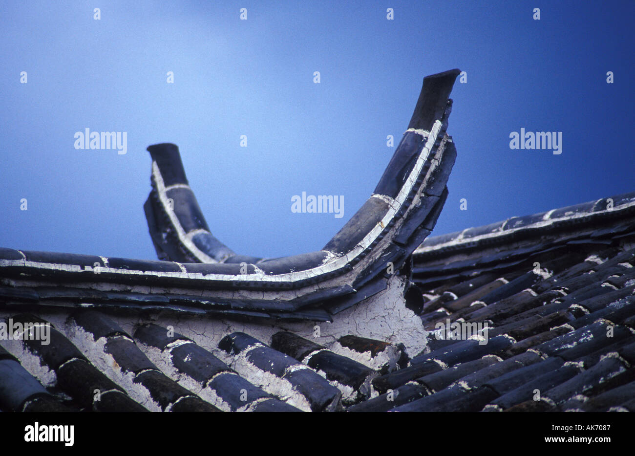 Chinese rooftop architecture yunnan hi-res stock photography and images ...