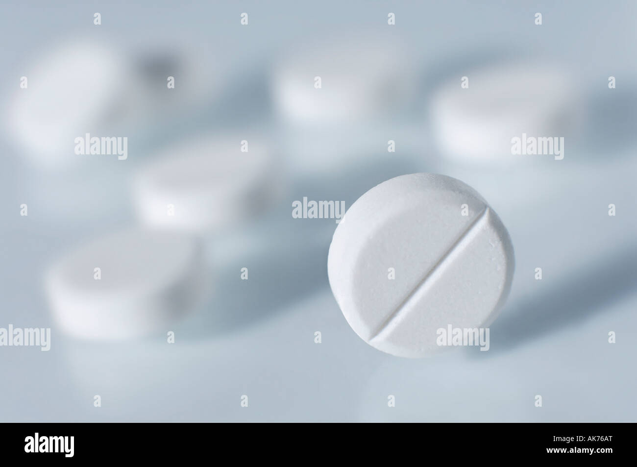 White tablets Medication pills Stock Photo - Alamy
