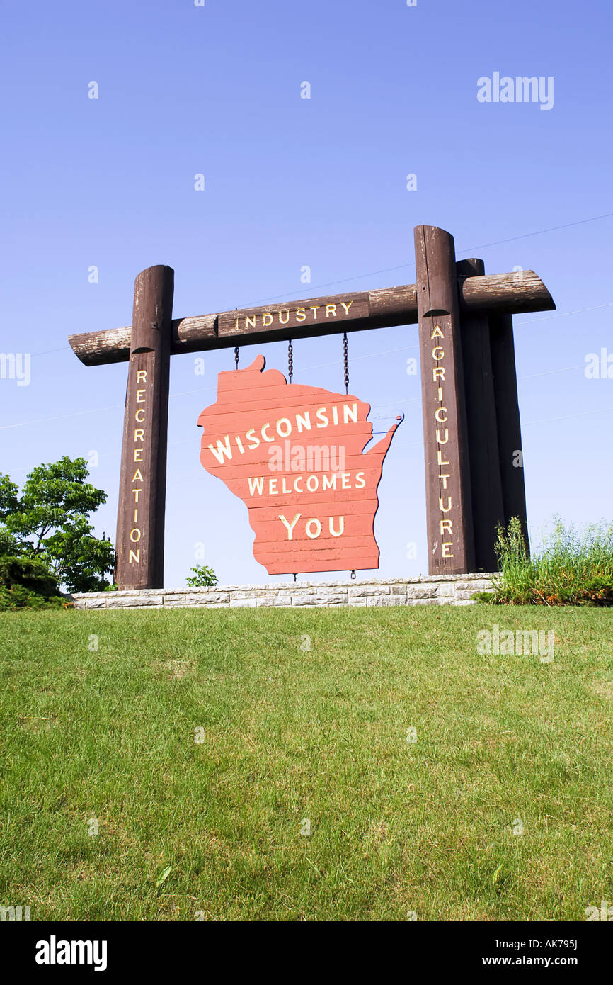 Welcome wisconsin sign state line hi-res stock photography and images ...