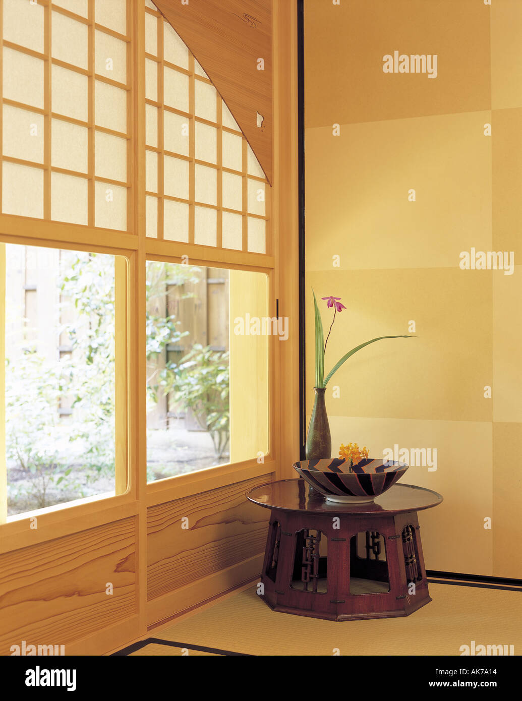 Table in Japanese restaurant Stock Photo - Alamy