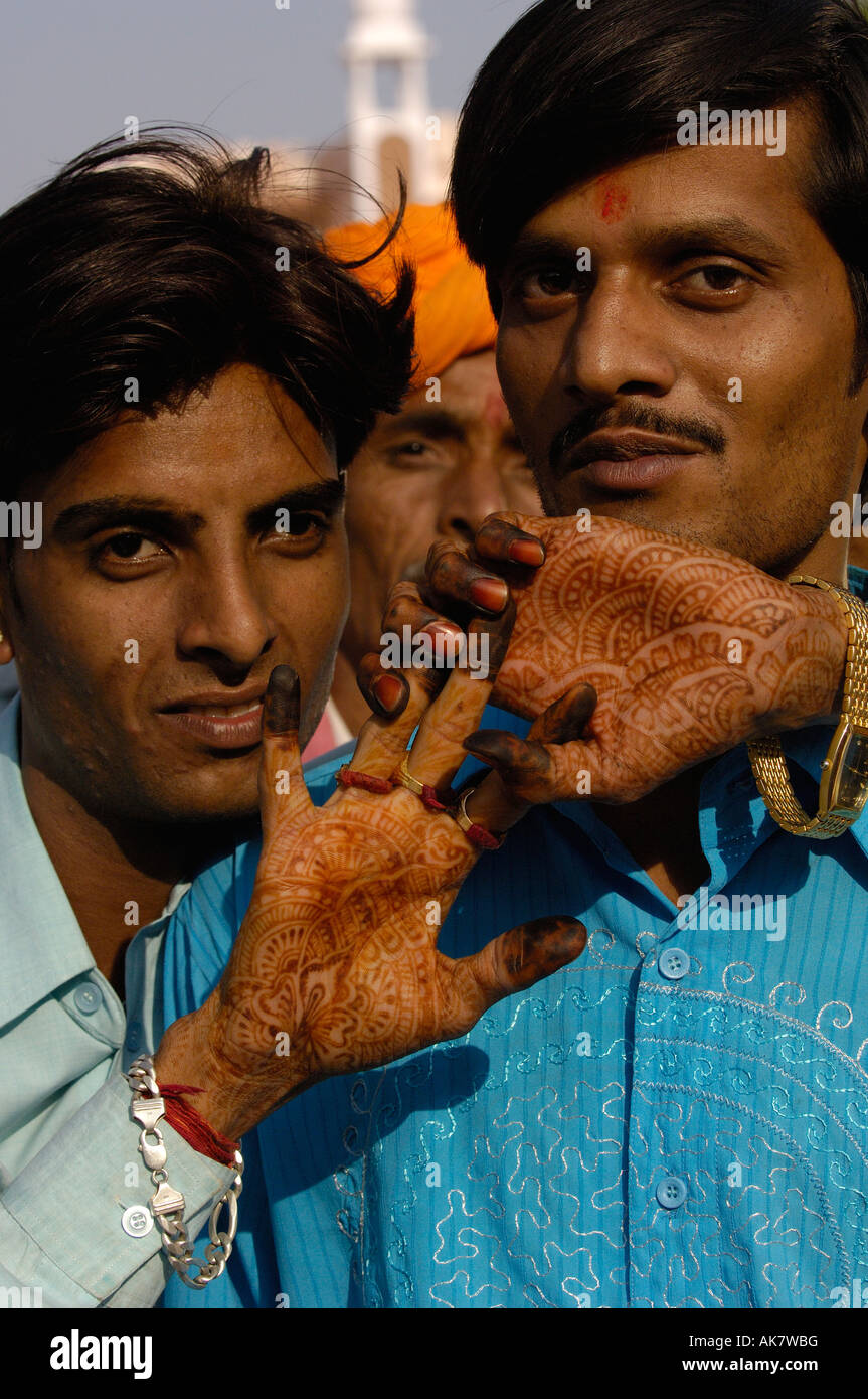 Devotee at Karni Mata Temple. Deshnoke Rajasthan, INDIA (THE RAT TEMPLE ...