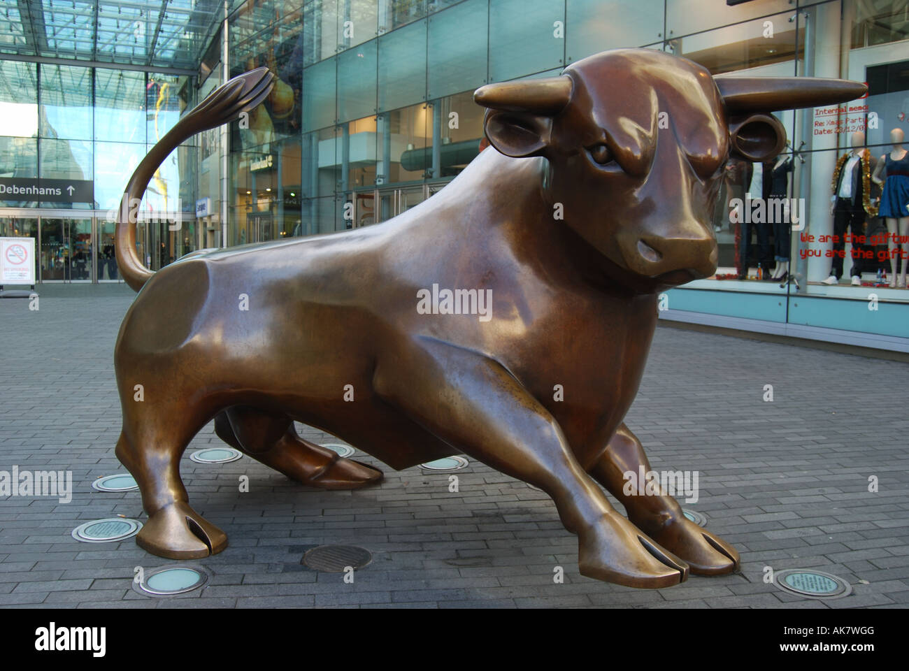 Bronze bull sculpture hi-res stock photography and images - Alamy