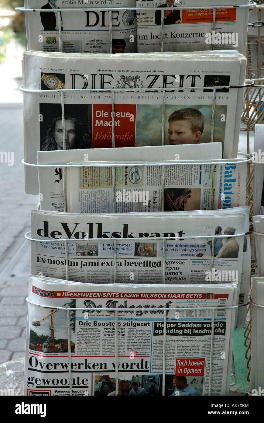 INTERNATIONAL NEWSPAPERS PRESS Stock Photo - Alamy