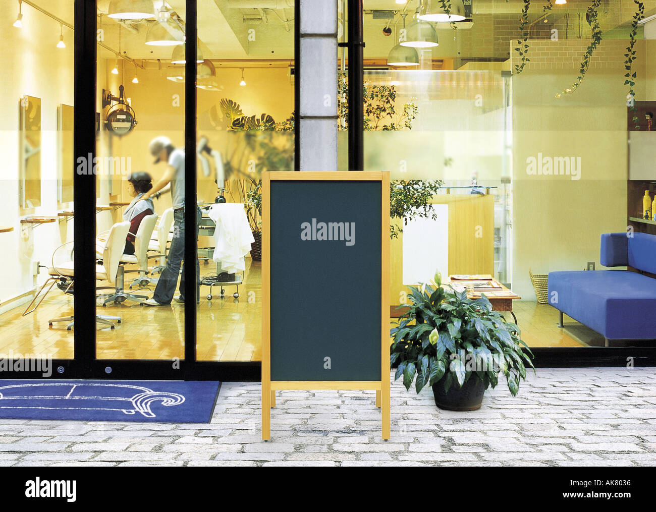 Tokyo beauty salon hi-res stock photography and images - Alamy