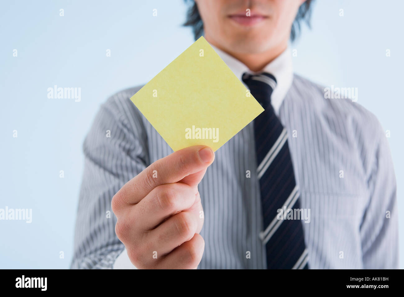 Businessman holding memo Stock Photo - Alamy