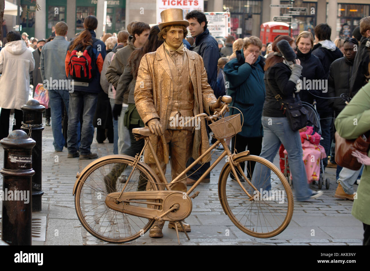 Busker gold statue hi-res stock photography and images - Alamy