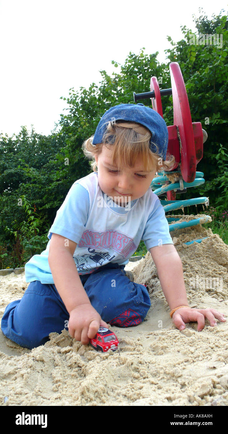 Kids playing in sand table hi-res stock photography and images - Alamy