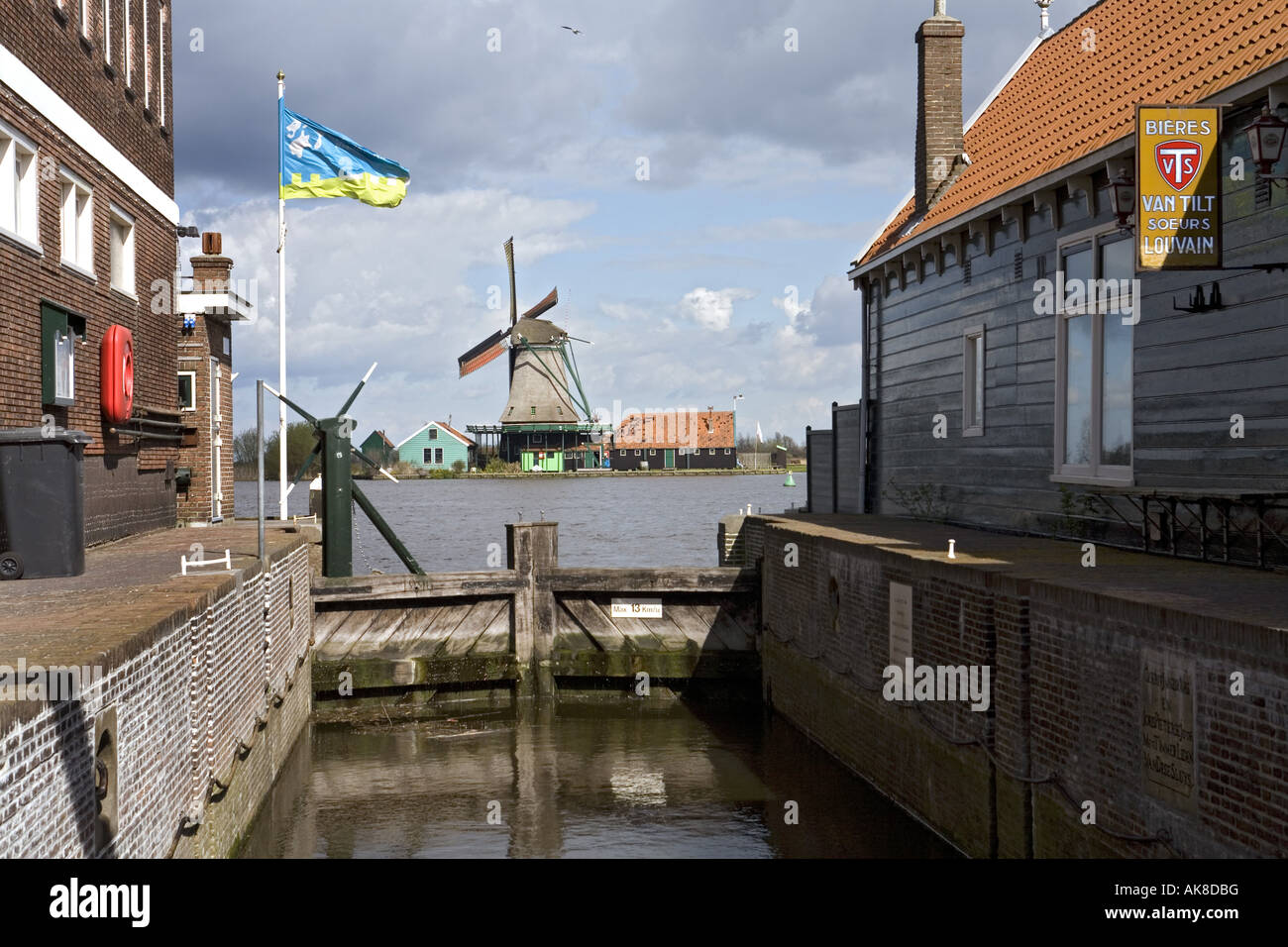 Windmill De Bont Hen in open-air museum Zaanse Schans, Netherlands ...