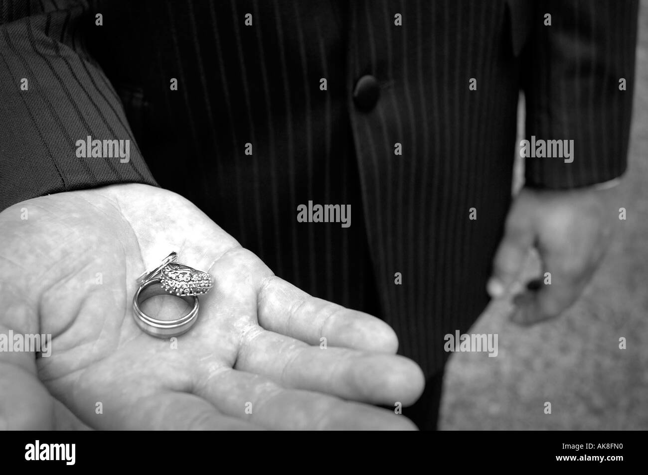 Best man holding wedding rings hi-res stock photography and images - Alamy