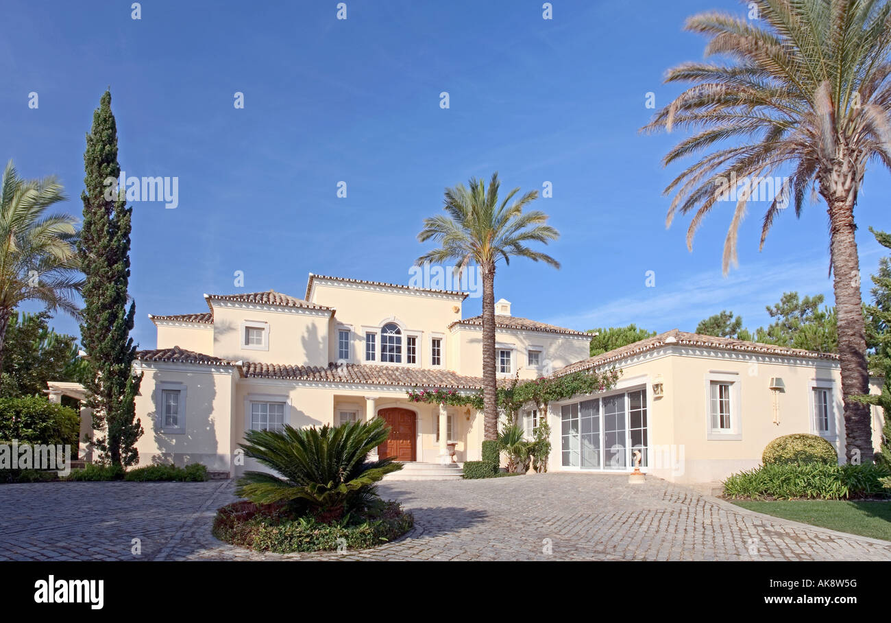 Palm trees around courtyard hi-res stock photography and images - Alamy