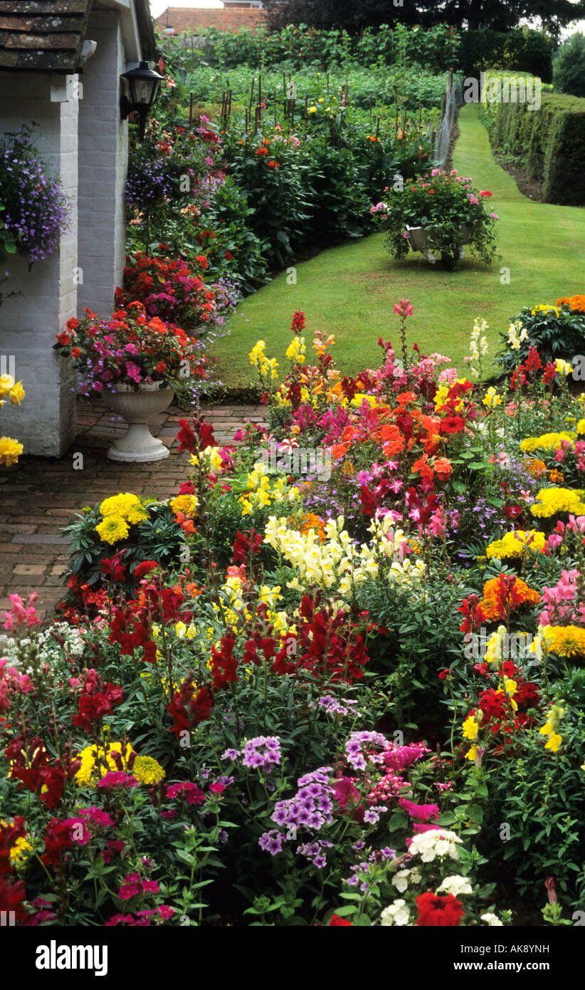 Front garden border hi-res stock photography and images - Alamy