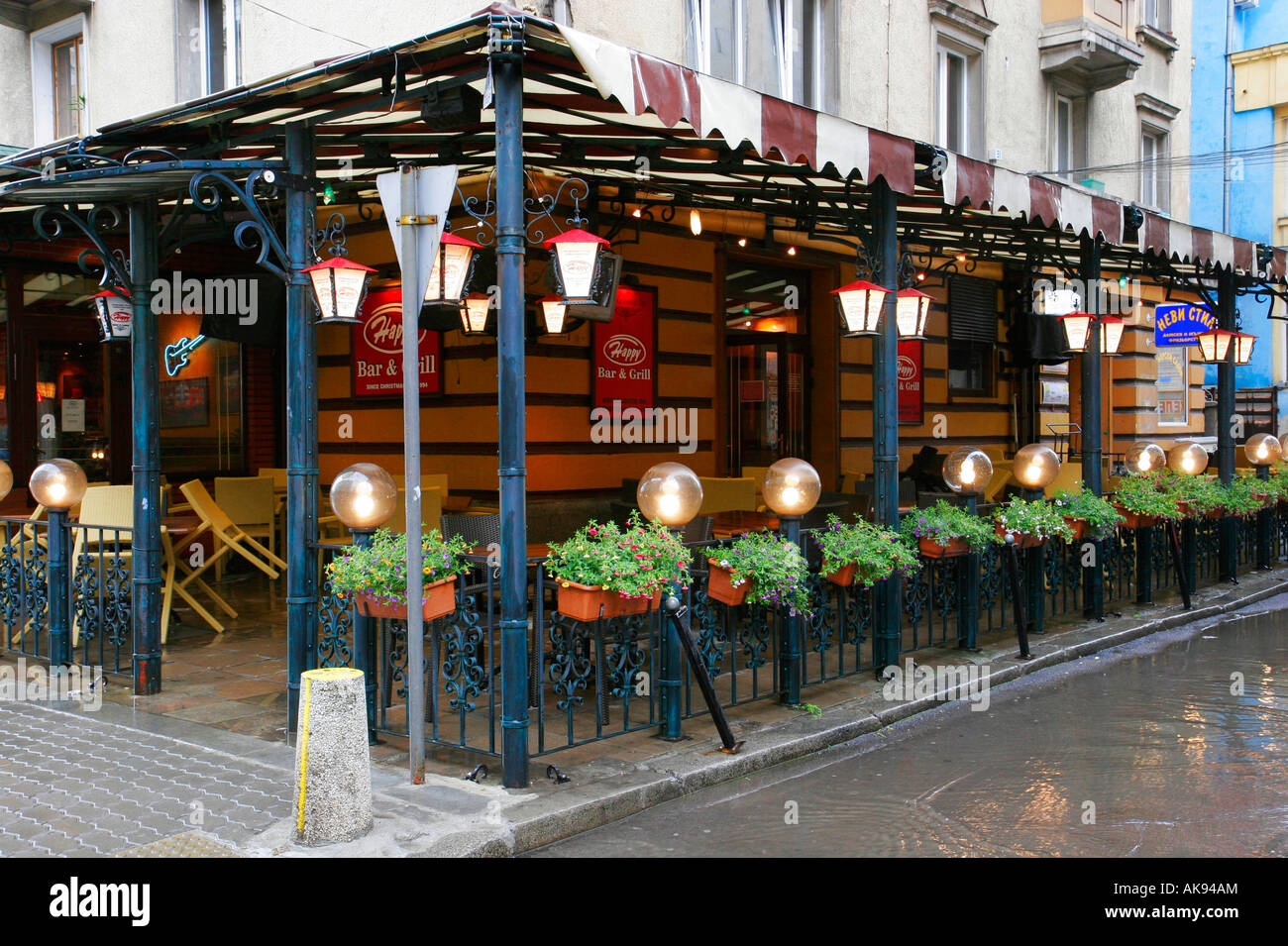 Happy restaurant bar and grill hi-res stock photography and images - Alamy