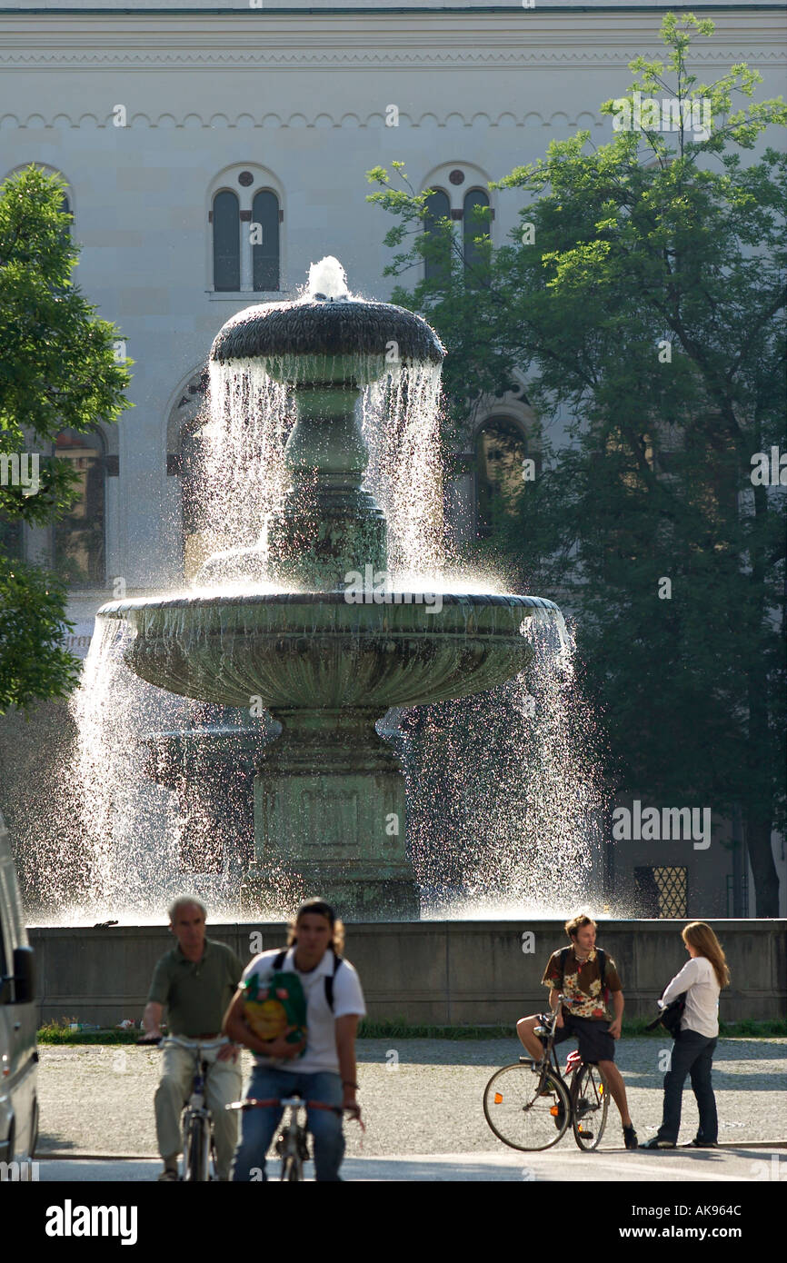 University fountain hi-res stock photography and images - Alamy
