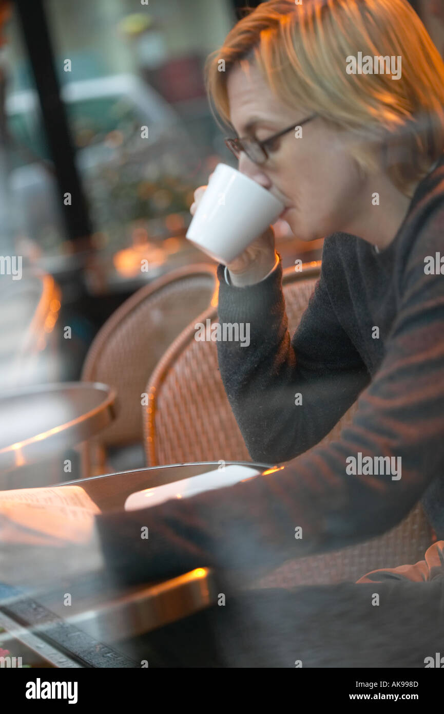 Woman solo travel paris hi-res stock photography and images - Alamy