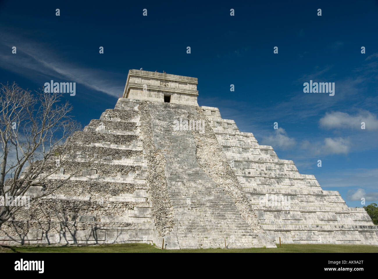 El castillo pyramid castle chichen itza yucatan peninsula archaeology ...
