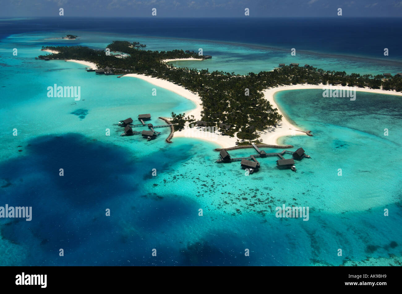 Maldives resort aerial hi-res stock photography and images - Alamy