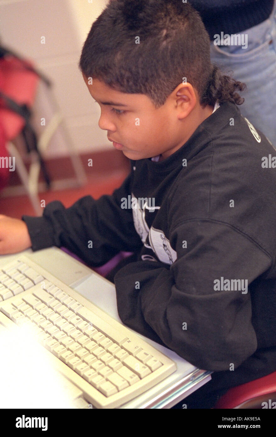 Latinos computer hi-res stock photography and images - Alamy