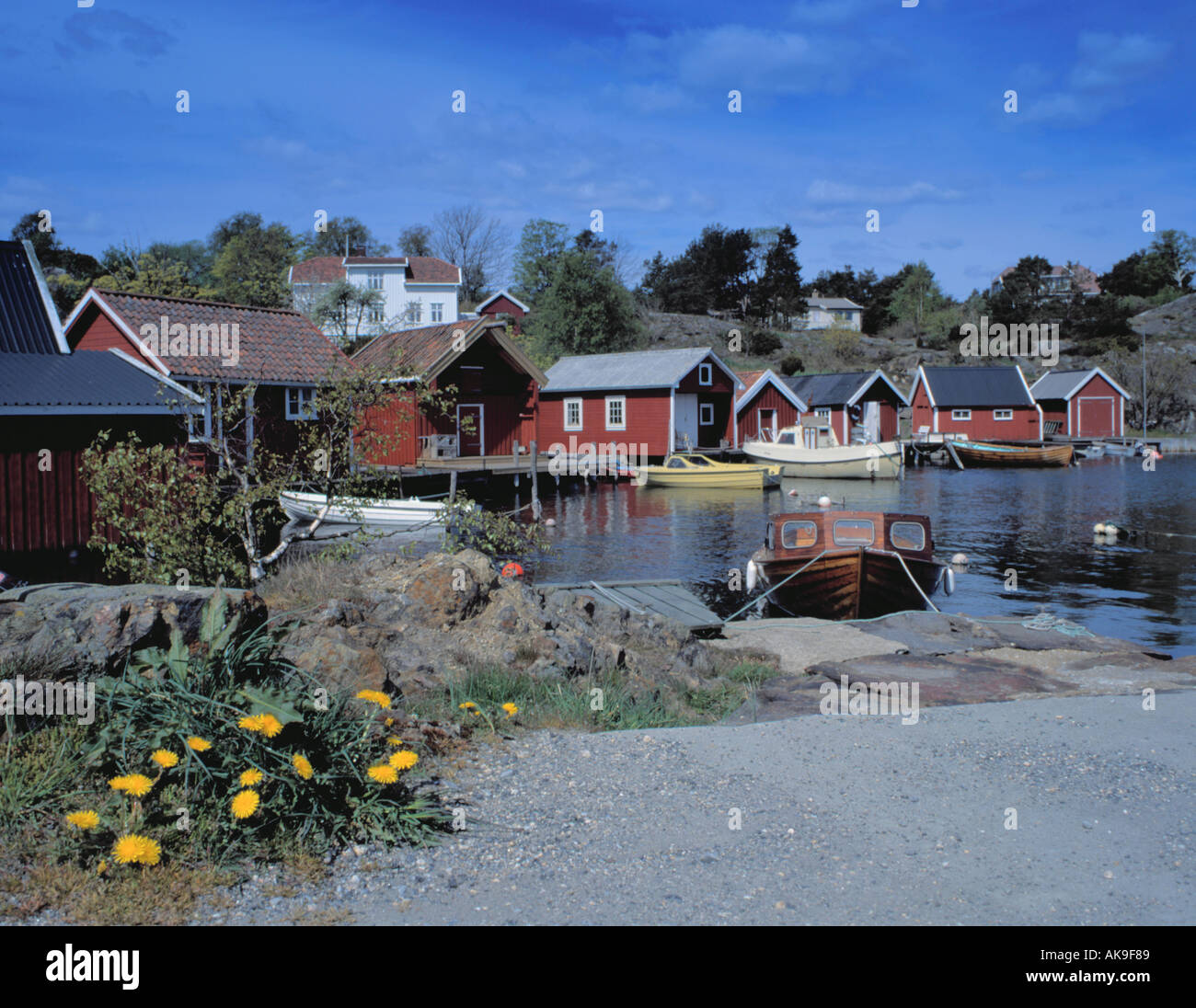 View over harbour to pretty waterside wooden huts, Homborsund, Aust ...