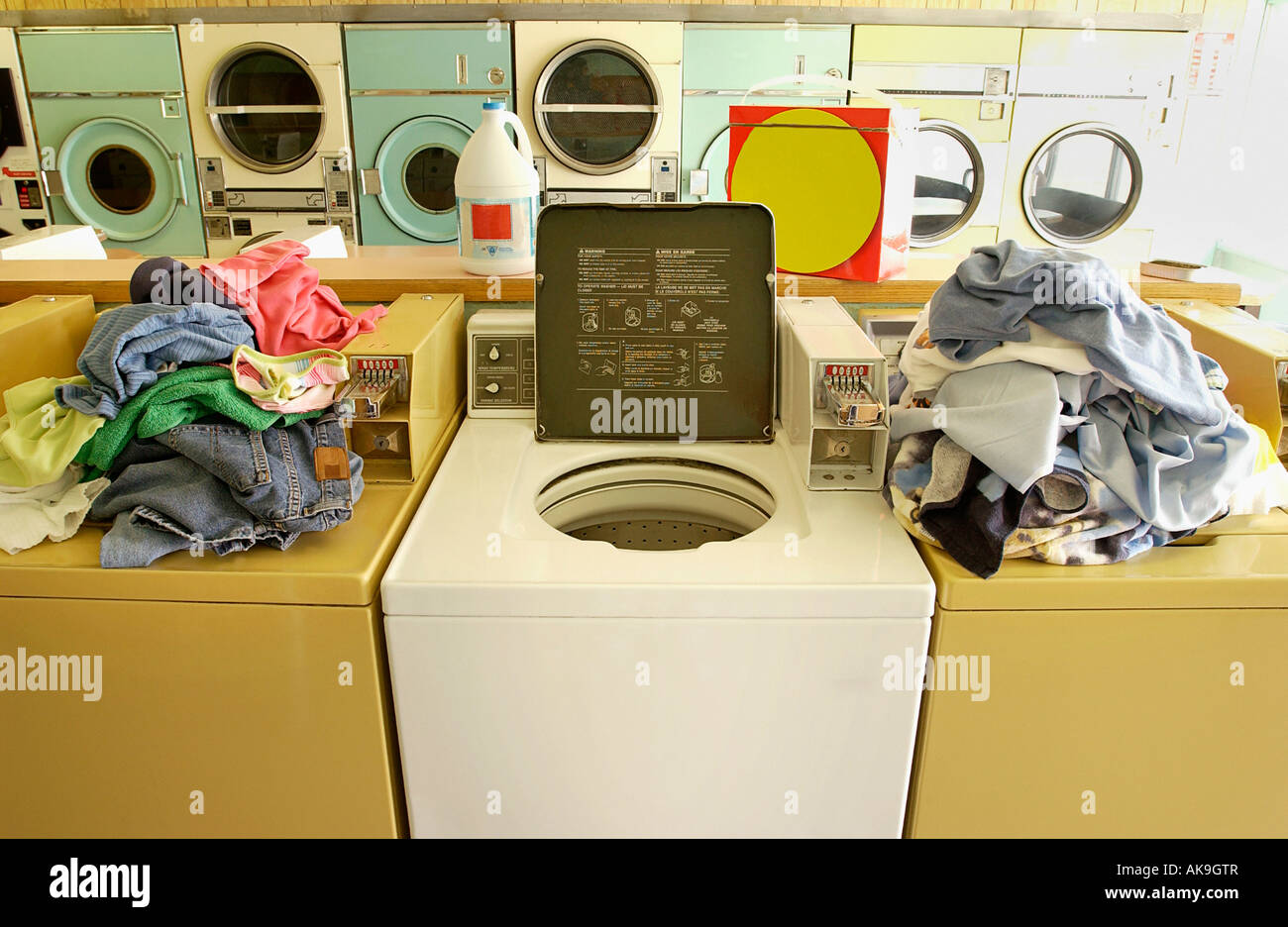 Laundromat laundromats hi-res stock photography and images - Alamy