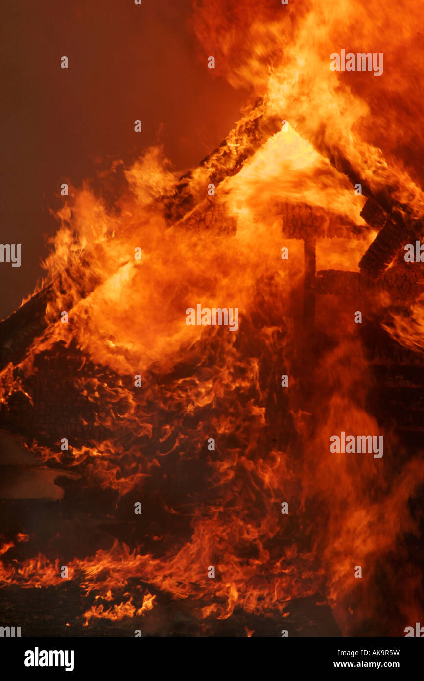 Roff on fire with flames engulfing the structure Stock Photo - Alamy