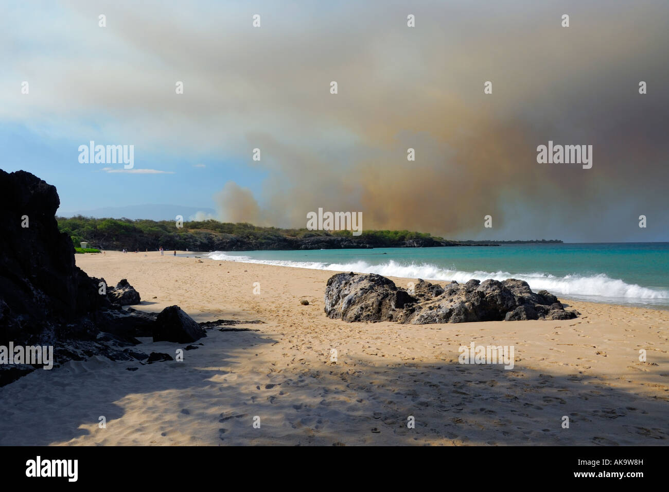 Wildfires in Puako south of Hapuna Bay Beach Park on the northern Kona ...