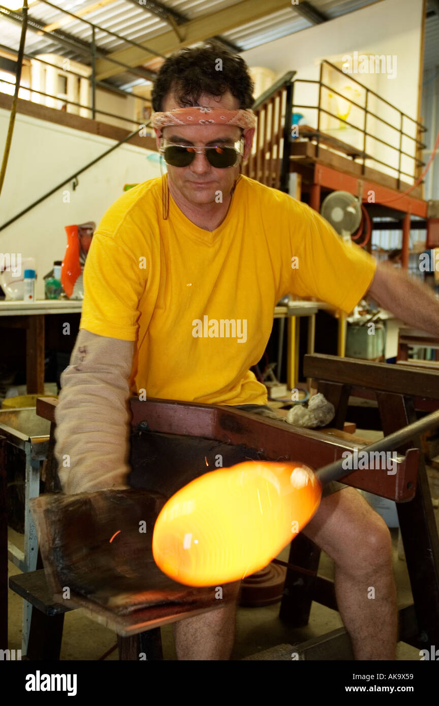 glass artist Chris Pantano molten form of a vase being made Stock Photo ...
