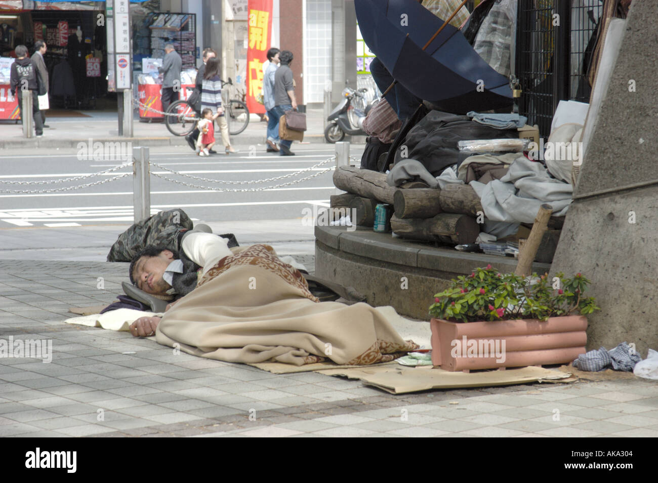 Living rough in Shinjuku Tokyo Stock Photo - Alamy