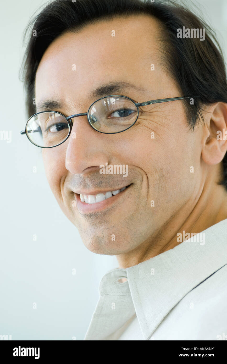 Man smiling at camera, portrait Stock Photo - Alamy